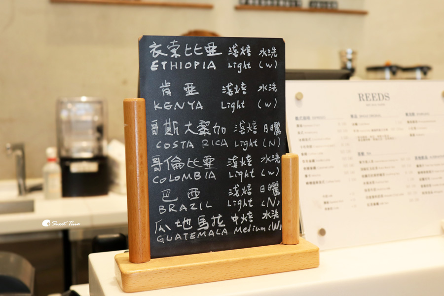內湖不限時咖啡廳 | REEDS coffee & bakery – 空間寬敞明亮，適合閱讀及工作! @Sweet Tina 樂在生活分享