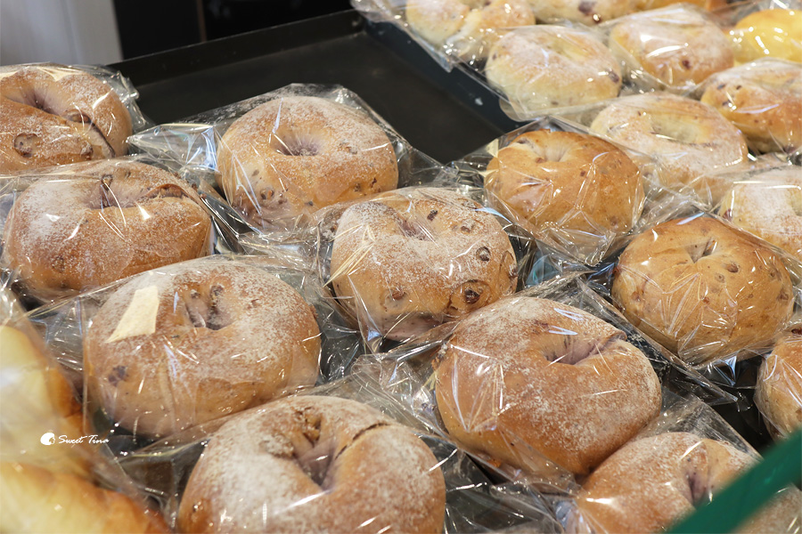 內湖不限時咖啡廳 | REEDS coffee & bakery – 空間寬敞明亮，適合閱讀及工作! @Sweet Tina 樂在生活分享